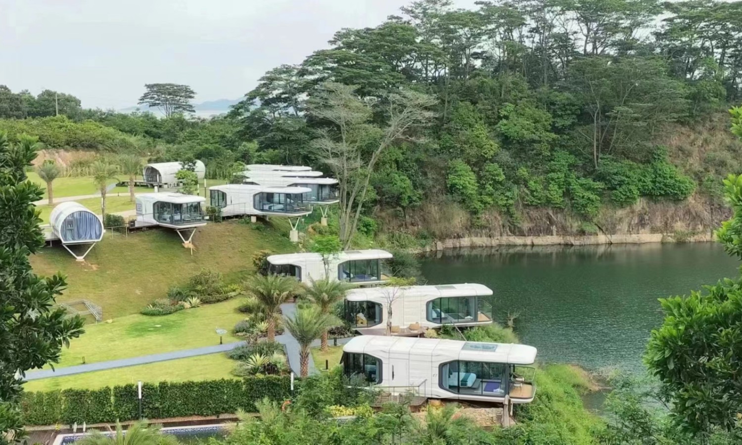 Out-of-This-World Living: The Fascinating Space Ca - Dream Maker ...